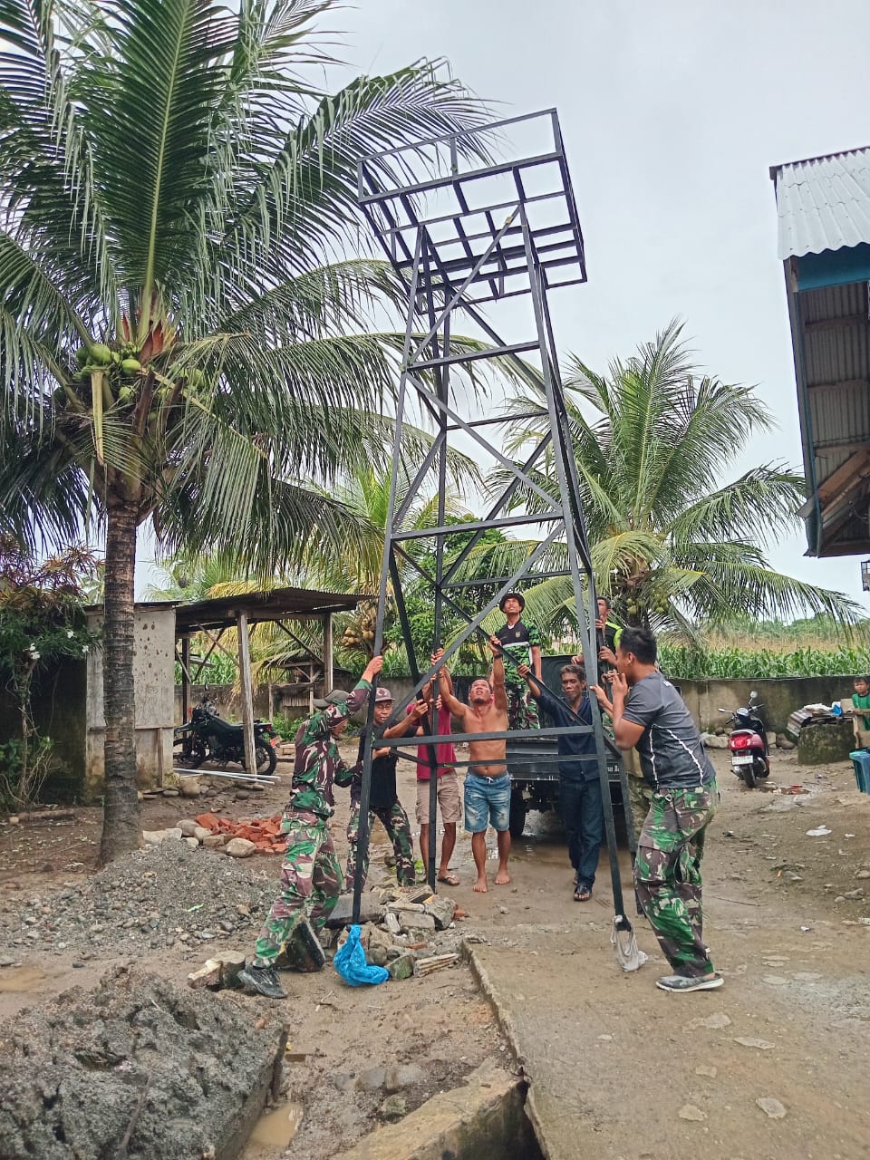 Warga Bersama Satgas TMMD Ke-124 Kodim 0408/BS,Bangun Tower Air