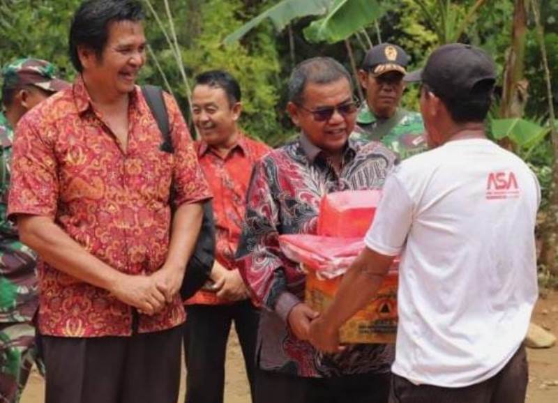 Wabup Sumarno Salurkan Bantuan Untuk Korban Banjir di Rena Jaya