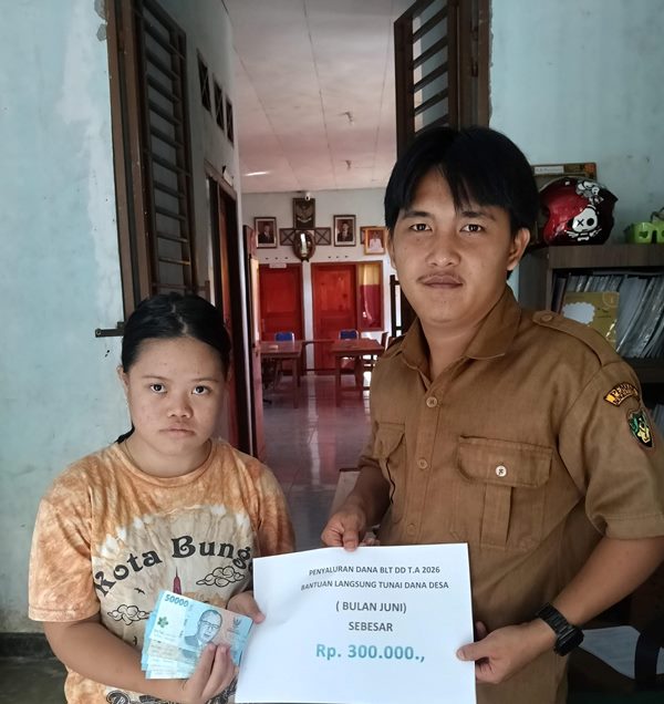 Membantu Masyarakat, Pemdes Padang Lebar Bagikan BLT