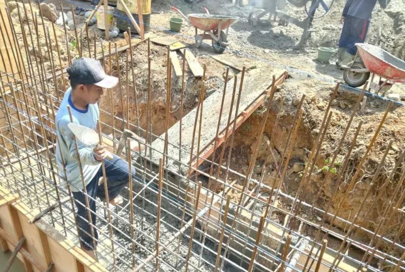 Satgas Koramil 408-05/Manna Lakukan Perakitan Rangka Besi Pondasi ...